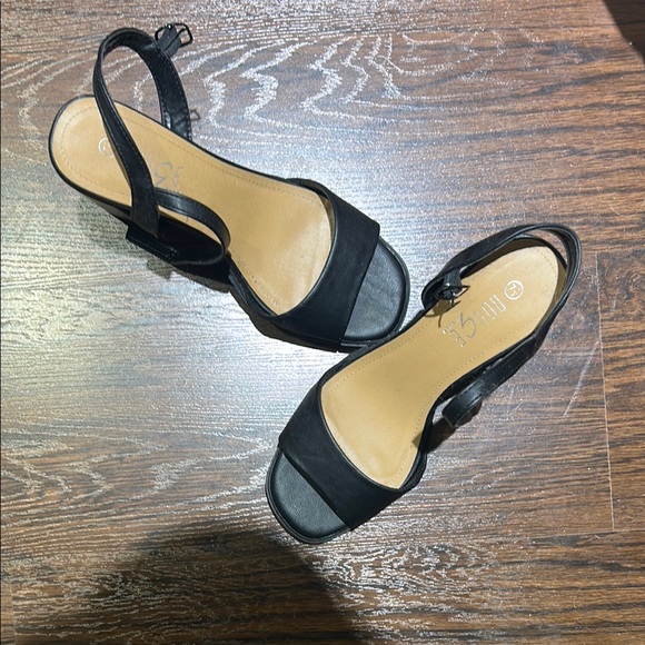 Rouge Helium | Shoes | Rouge Helium Black And Tan Slingback Heels ...